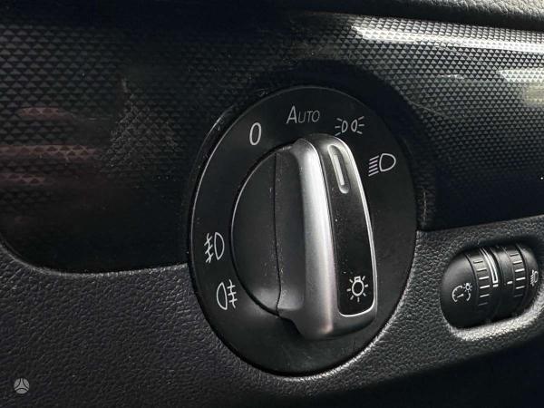 Black Volkswagen Jetta 2013 in Vilnius, with an engine capacity of 1.60 L and mileage of 184 thousand km for 4300 €, photo 8 on AUTOMOTO.COM.LV