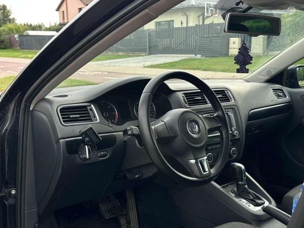 Black Volkswagen Jetta 2013 in Vilnius, with an engine capacity of 1.60 L and mileage of 184 thousand km for 4300 €, photo 9 on AUTOMOTO.COM.LV