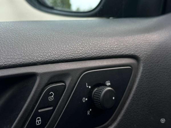 Black Volkswagen Jetta 2013 in Vilnius, with an engine capacity of 1.60 L and mileage of 184 thousand km for 4300 €, photo 10 on AUTOMOTO.COM.LV