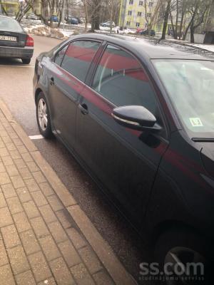 Black Volkswagen Jetta 2013 in Riga, with an engine capacity of 1.40 L and mileage of 118 thousand km for 4500 €, photo 3 on AUTOMOTO.COM.LV