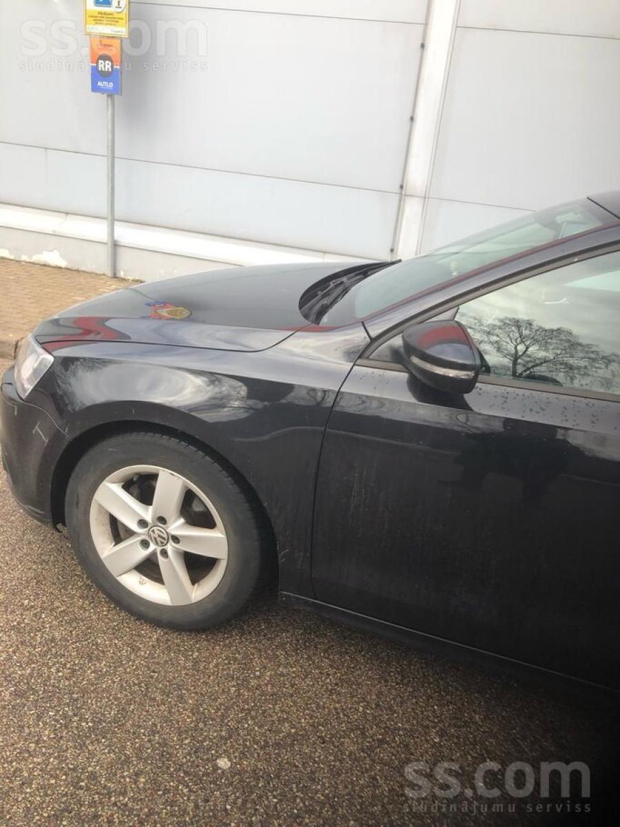 Black Volkswagen Jetta 2013 in Riga, with an engine capacity of 1.40 L and mileage of 118 thousand km for 4500 €, photo 5 on AUTOMOTO.COM.LV