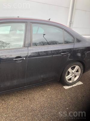 Black Volkswagen Jetta 2013 in Riga, with an engine capacity of 1.40 L and mileage of 118 thousand km for 4500 €, photo 6 on AUTOMOTO.COM.LV