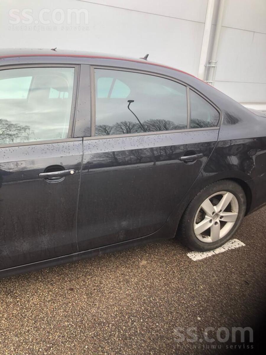 Black Volkswagen Jetta 2013 in Riga, with an engine capacity of 1.40 L and mileage of 118 thousand km for 4500 €, photo 6 on AUTOMOTO.COM.LV