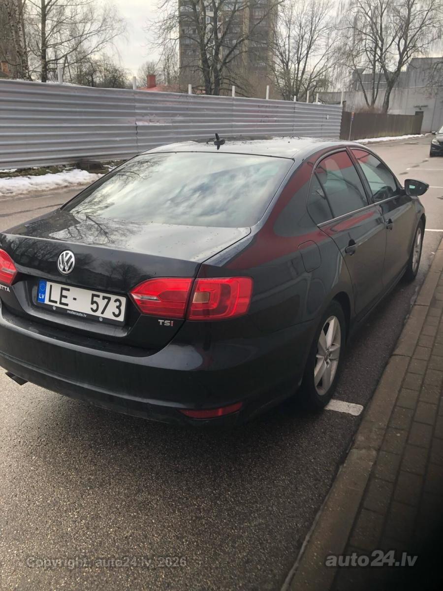 Black Volkswagen Jetta 2013 in Riga, with an engine capacity of 1.40 L and mileage of 118 thousand km for 4500 €, photo 1 on AUTOMOTO.COM.LV