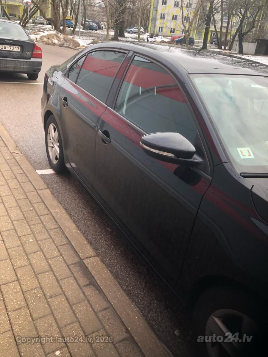 Black Volkswagen Jetta 2013 in Riga, with an engine capacity of 1.40 L and mileage of 118 thousand km for 4500 €, photo 3 on AUTOMOTO.COM.LV