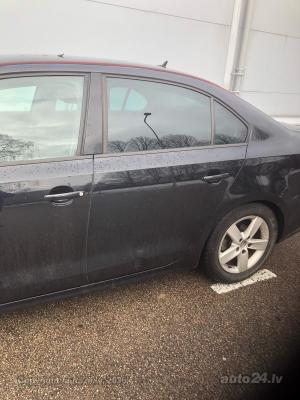 Black Volkswagen Jetta 2013 in Riga, with an engine capacity of 1.40 L and mileage of 118 thousand km for 4500 €, photo 6 on AUTOMOTO.COM.LV