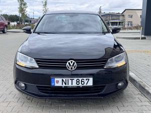 Black Volkswagen Jetta 2013 in Vilnius, with an engine capacity of 1.60 L and mileage of 184 thousand km for 3950 €, photo 3 on AUTOMOTO.COM.LV