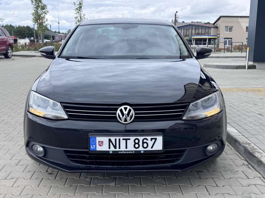 Black Volkswagen Jetta 2013 in Vilnius, with an engine capacity of 1.60 L and mileage of 184 thousand km for 3950 €, photo 3 on AUTOMOTO.COM.LV