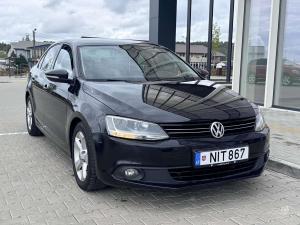 Black Volkswagen Jetta 2013 in Vilnius, with an engine capacity of 1.60 L and mileage of 184 thousand km for 3950 €, photo 4 on AUTOMOTO.COM.LV