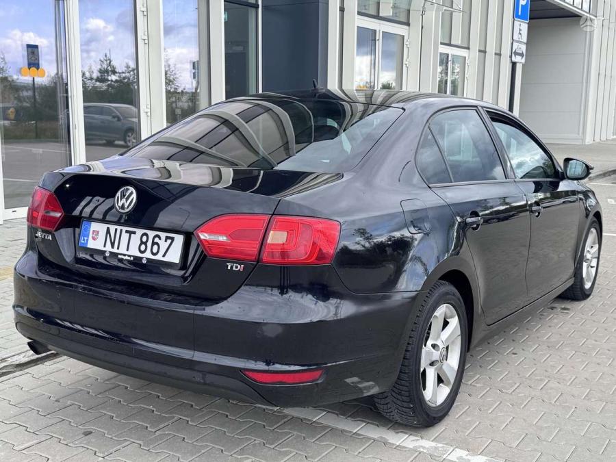 Black Volkswagen Jetta 2013 in Vilnius, with an engine capacity of 1.60 L and mileage of 184 thousand km for 3950 €, photo 5 on AUTOMOTO.COM.LV