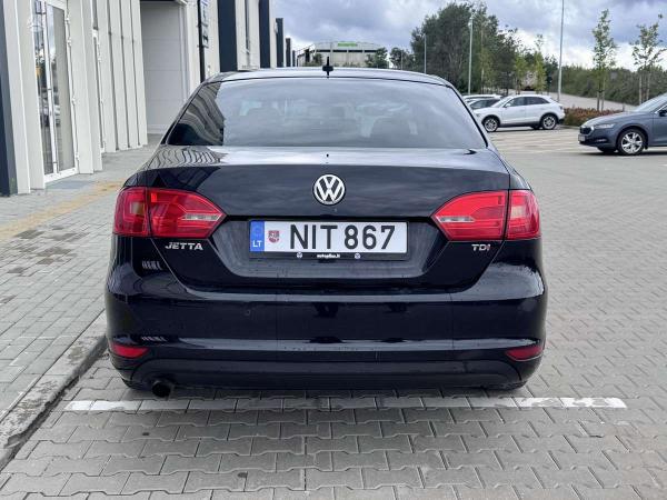 Melns Volkswagen Jetta 2013 Viļņa, ar dzinēja tilpumu 1.60 L un nobraukumu 184 tūkst. km par 3950 €, foto 5 vietnē AUTOMOTO.COM.LV