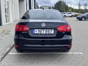 Black Volkswagen Jetta 2013 in Vilnius, with an engine capacity of 1.60 L and mileage of 184 thousand km for 3950 €, photo 6 on AUTOMOTO.COM.LV