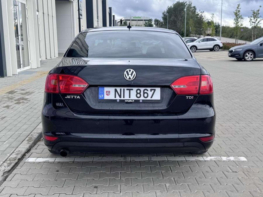 Black Volkswagen Jetta 2013 in Vilnius, with an engine capacity of 1.60 L and mileage of 184 thousand km for 3950 €, photo 6 on AUTOMOTO.COM.LV
