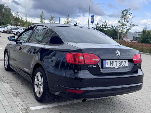 Melns Volkswagen Jetta 2013 Viļņa, ar dzinēja tilpumu 1.60 L un nobraukumu 184 tūkst. km par 3950 €, foto 6 vietnē AUTOMOTO.COM.LV