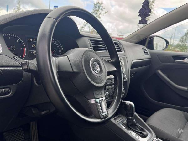 Melns Volkswagen Jetta 2013 Viļņa, ar dzinēja tilpumu 1.60 L un nobraukumu 184 tūkst. km par 3950 €, foto 8 vietnē AUTOMOTO.COM.LV