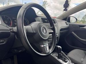 Black Volkswagen Jetta 2013 in Vilnius, with an engine capacity of 1.60 L and mileage of 184 thousand km for 3950 €, photo 9 on AUTOMOTO.COM.LV