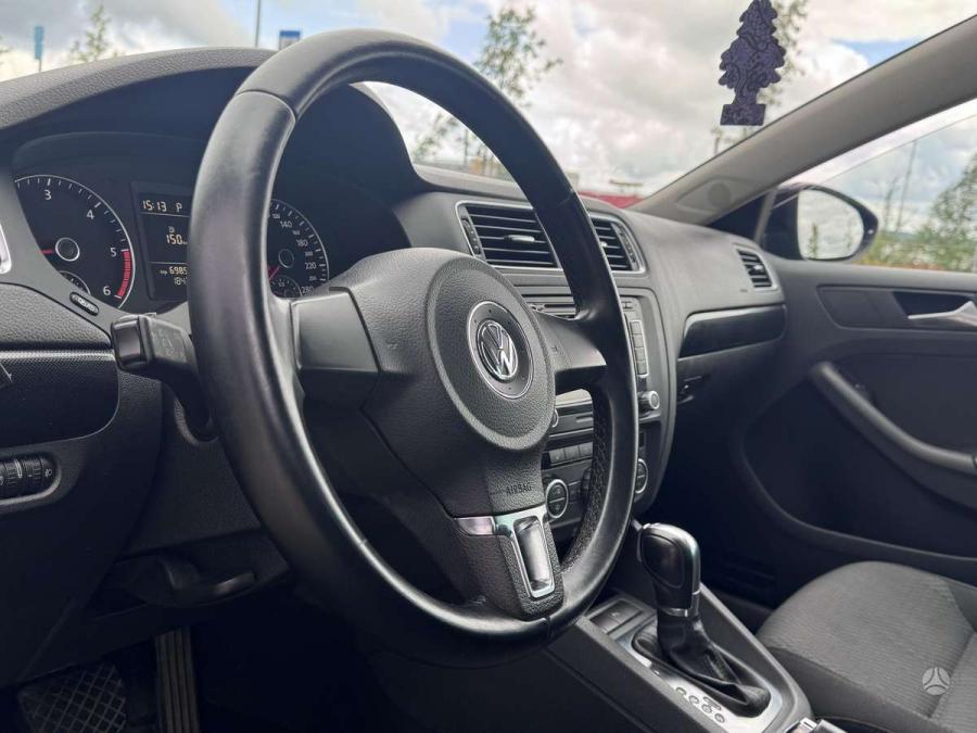 Black Volkswagen Jetta 2013 in Vilnius, with an engine capacity of 1.60 L and mileage of 184 thousand km for 3950 €, photo 9 on AUTOMOTO.COM.LV