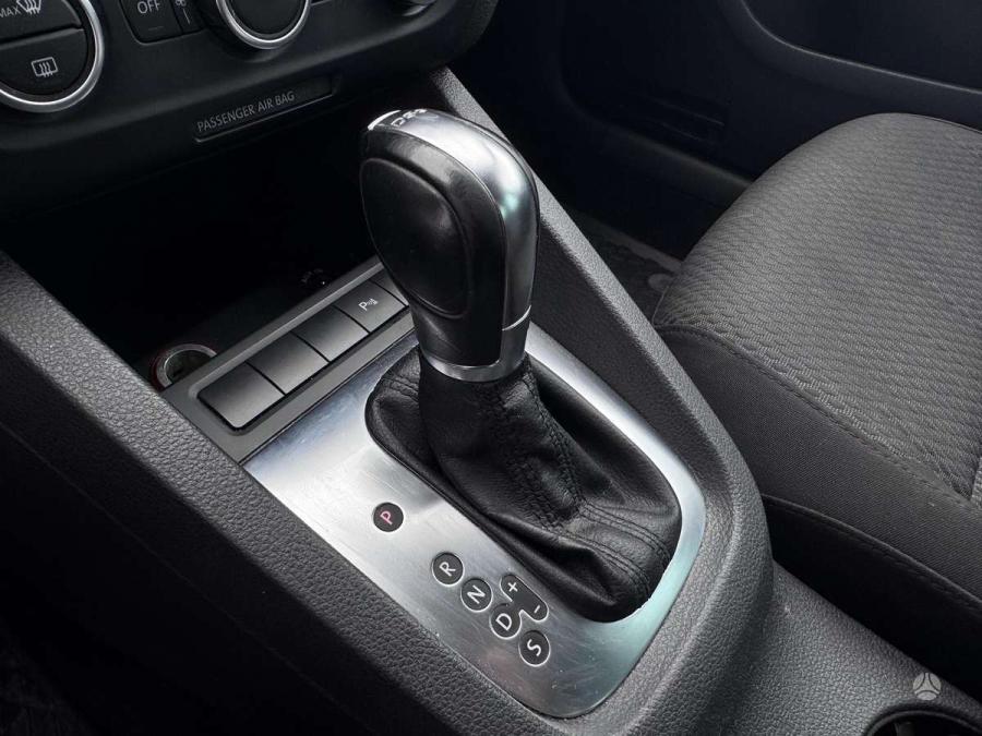 Black Volkswagen Jetta 2013 in Vilnius, with an engine capacity of 1.60 L and mileage of 184 thousand km for 3950 €, photo 10 on AUTOMOTO.COM.LV