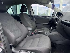Black Volkswagen Jetta 2013 in Vilnius, with an engine capacity of 1.60 L and mileage of 184 thousand km for 3950 €, photo 13 on AUTOMOTO.COM.LV
