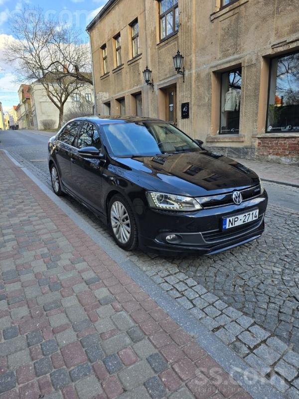 Black Volkswagen Jetta 2013 in Cesis, with an engine capacity of 1.40 L and mileage of 267 thousand km for 6400 €, photo 1 on AUTOMOTO.COM.LV