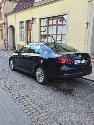 Black Volkswagen Jetta 2013 in Cesis, with an engine capacity of 1.40 L and mileage of 267 thousand km for 6400 €, photo 3 on AUTOMOTO.COM.LV