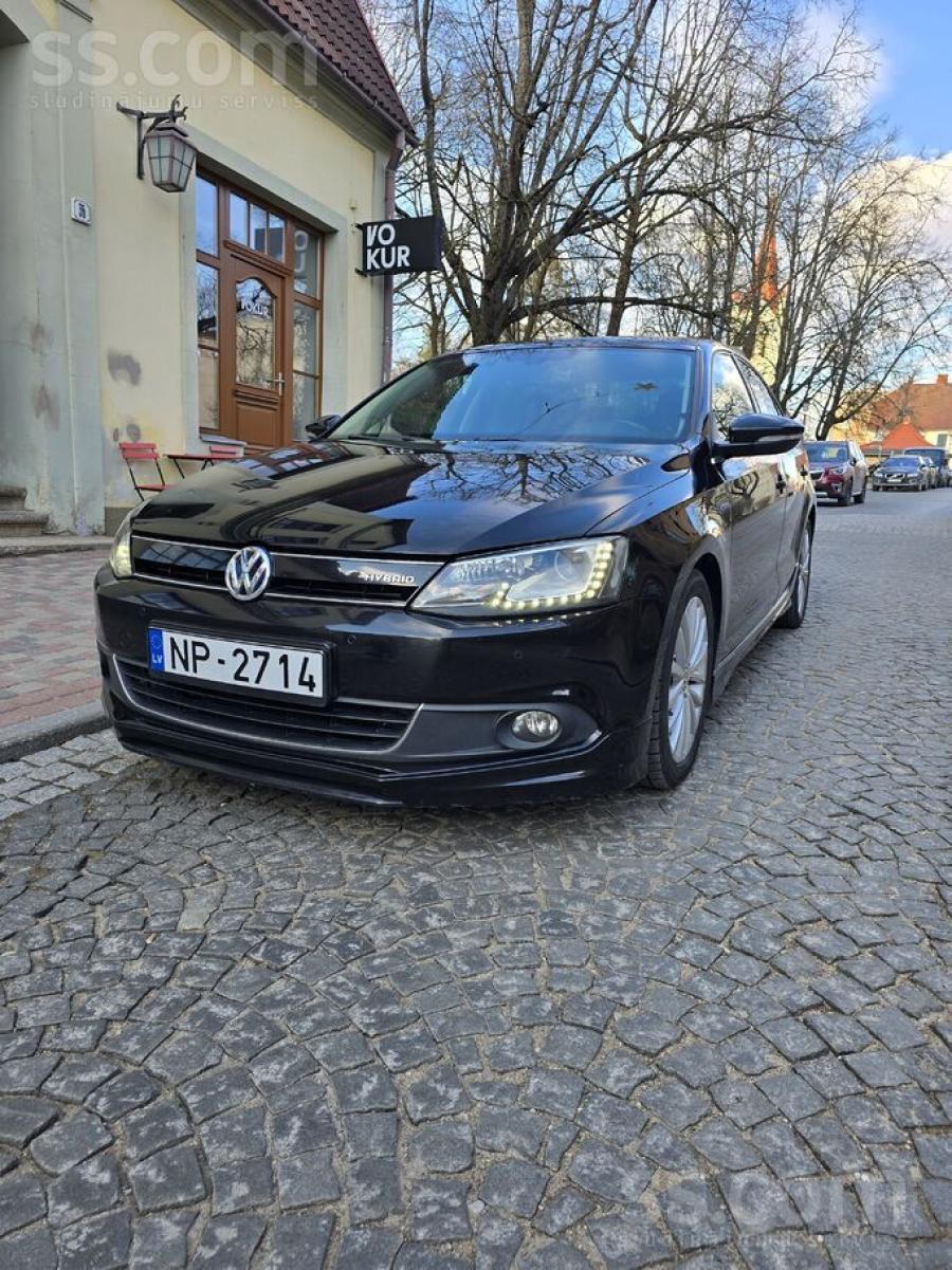 Black Volkswagen Jetta 2013 in Cesis, with an engine capacity of 1.40 L and mileage of 267 thousand km for 6400 €, photo 4 on AUTOMOTO.COM.LV