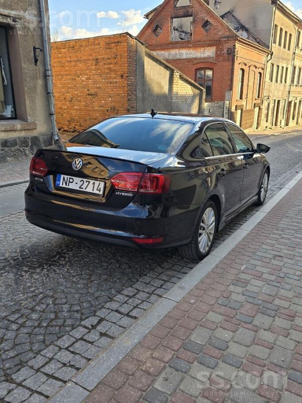 Black Volkswagen Jetta 2013 in Cesis, with an engine capacity of 1.40 L and mileage of 267 thousand km for 6400 €, photo 4 on AUTOMOTO.COM.LV