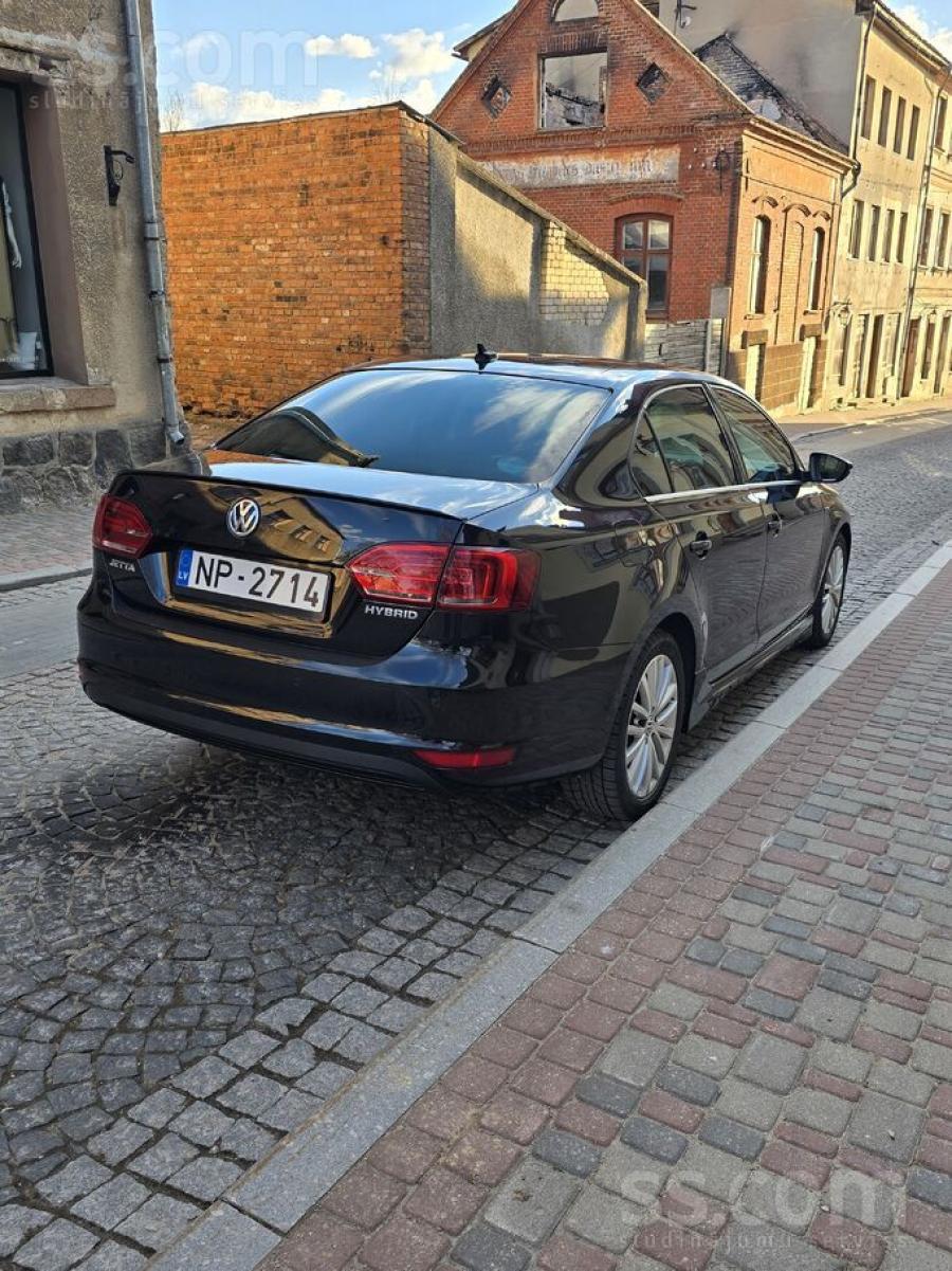 Black Volkswagen Jetta 2013 in Cesis, with an engine capacity of 1.40 L and mileage of 267 thousand km for 6400 €, photo 5 on AUTOMOTO.COM.LV