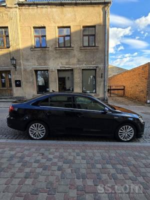 Black Volkswagen Jetta 2013 in Cesis, with an engine capacity of 1.40 L and mileage of 267 thousand km for 6400 €, photo 6 on AUTOMOTO.COM.LV