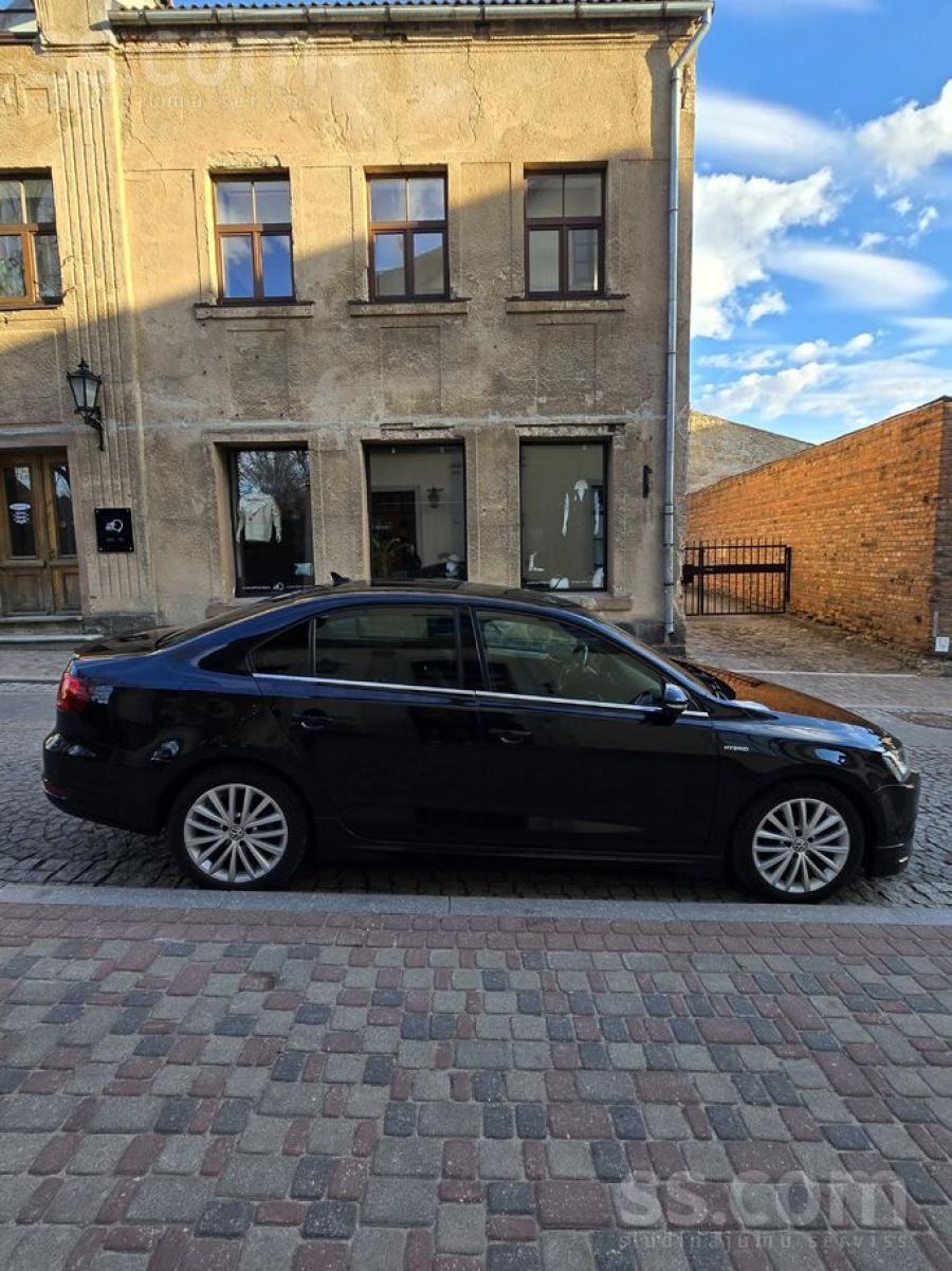 Black Volkswagen Jetta 2013 in Cesis, with an engine capacity of 1.40 L and mileage of 267 thousand km for 6400 €, photo 6 on AUTOMOTO.COM.LV