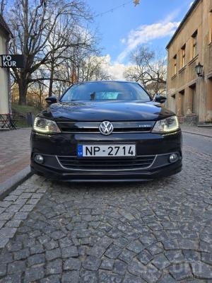 Black Volkswagen Jetta 2013 in Cesis, with an engine capacity of 1.40 L and mileage of 267 thousand km for 6400 €, photo 8 on AUTOMOTO.COM.LV