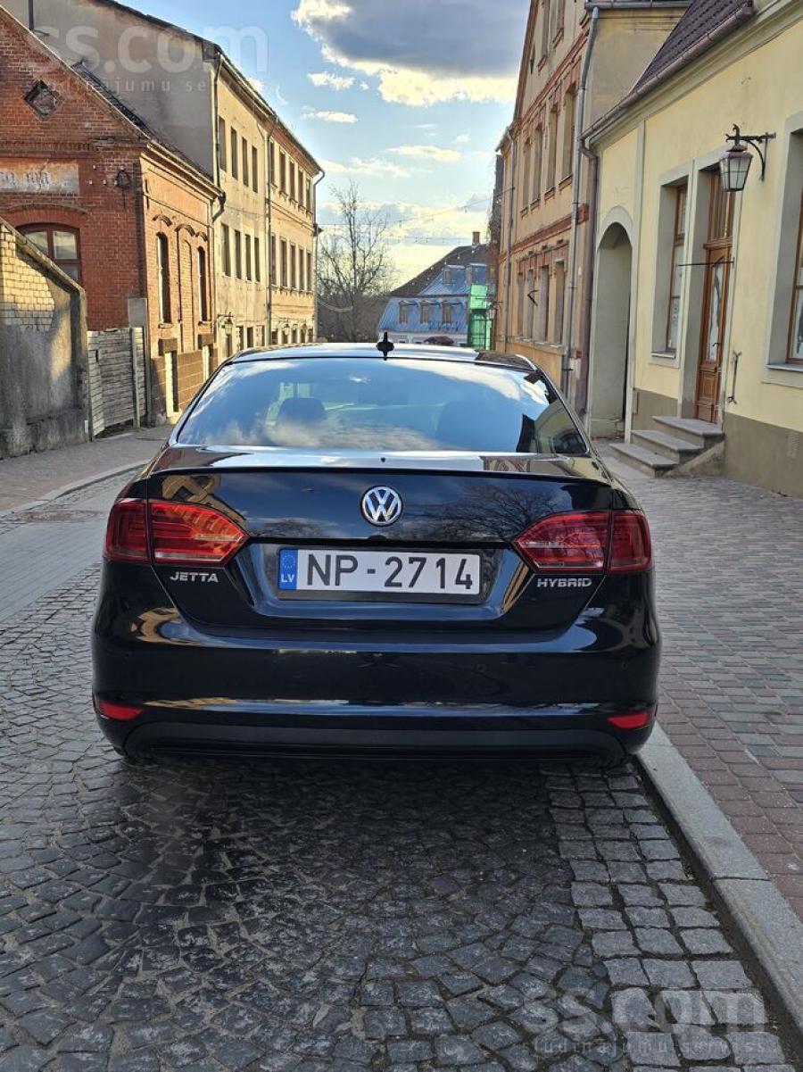 Black Volkswagen Jetta 2013 in Cesis, with an engine capacity of 1.40 L and mileage of 267 thousand km for 6400 €, photo 9 on AUTOMOTO.COM.LV