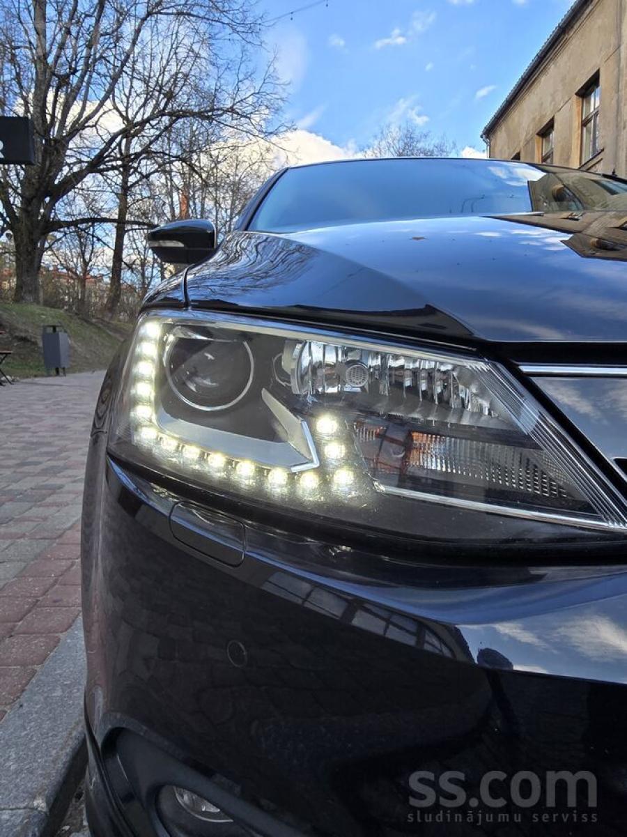 Black Volkswagen Jetta 2013 in Cesis, with an engine capacity of 1.40 L and mileage of 267 thousand km for 6400 €, photo 10 on AUTOMOTO.COM.LV