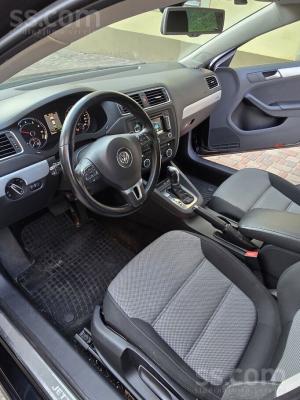 Black Volkswagen Jetta 2013 in Cesis, with an engine capacity of 1.40 L and mileage of 267 thousand km for 6400 €, photo 11 on AUTOMOTO.COM.LV