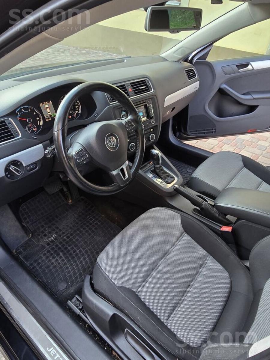 Black Volkswagen Jetta 2013 in Cesis, with an engine capacity of 1.40 L and mileage of 267 thousand km for 6400 €, photo 11 on AUTOMOTO.COM.LV