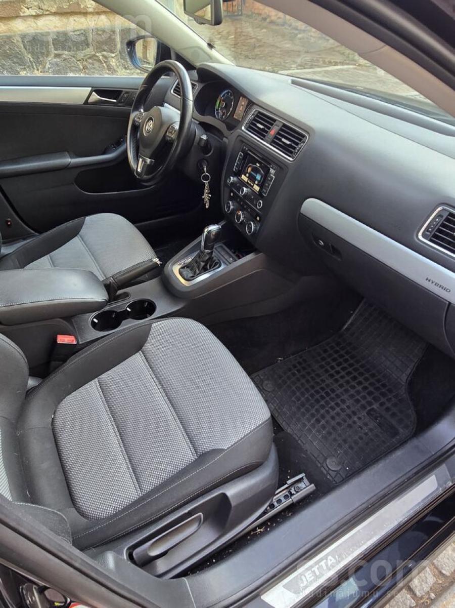 Black Volkswagen Jetta 2013 in Cesis, with an engine capacity of 1.40 L and mileage of 267 thousand km for 6400 €, photo 12 on AUTOMOTO.COM.LV