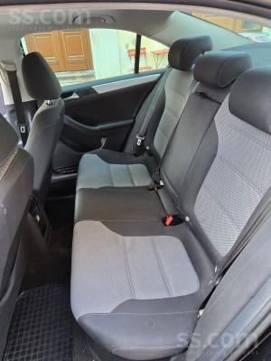Black Volkswagen Jetta 2013 in Cesis, with an engine capacity of 1.40 L and mileage of 267 thousand km for 6400 €, photo 14 on AUTOMOTO.COM.LV
