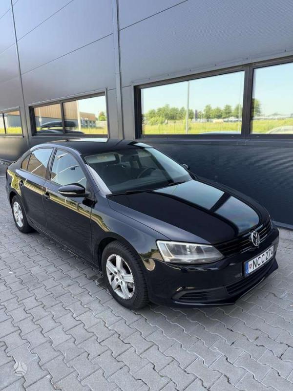 Black Volkswagen Jetta 2013 in Klaipeda, with an engine capacity of 1.98 L and mileage of 102 thousand km for 5250 €, photo 1 on AUTOMOTO.COM.LV