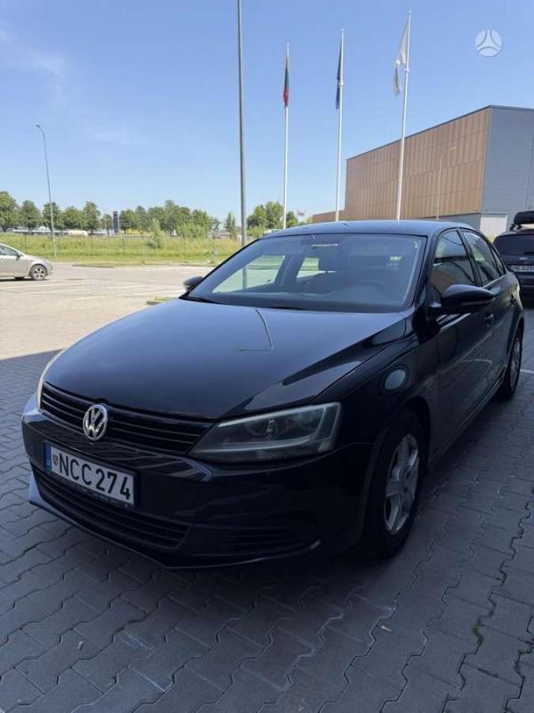 Black Volkswagen Jetta 2013 in Klaipeda, with an engine capacity of 1.98 L and mileage of 102 thousand km for 5250 €, photo 3 on AUTOMOTO.COM.LV