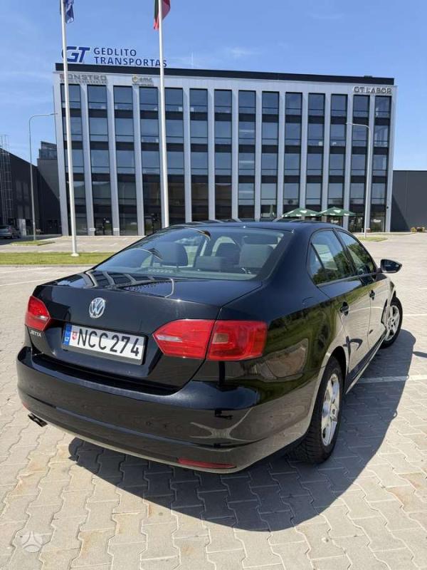 Black Volkswagen Jetta 2013 in Klaipeda, with an engine capacity of 1.98 L and mileage of 102 thousand km for 5250 €, photo 7 on AUTOMOTO.COM.LV