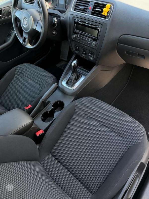 Black Volkswagen Jetta 2013 in Klaipeda, with an engine capacity of 1.98 L and mileage of 102 thousand km for 5250 €, photo 9 on AUTOMOTO.COM.LV