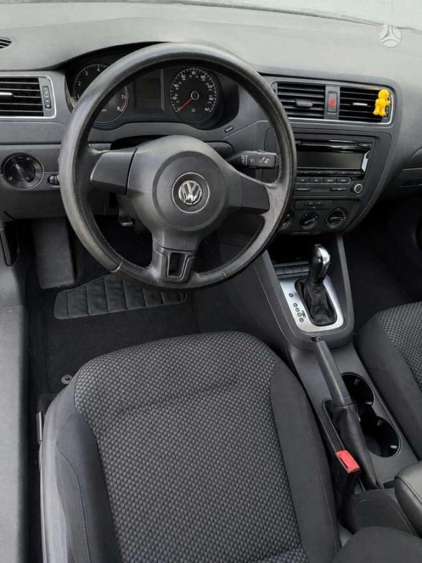 Black Volkswagen Jetta 2013 in Klaipeda, with an engine capacity of 1.98 L and mileage of 102 thousand km for 5250 €, photo 10 on AUTOMOTO.COM.LV