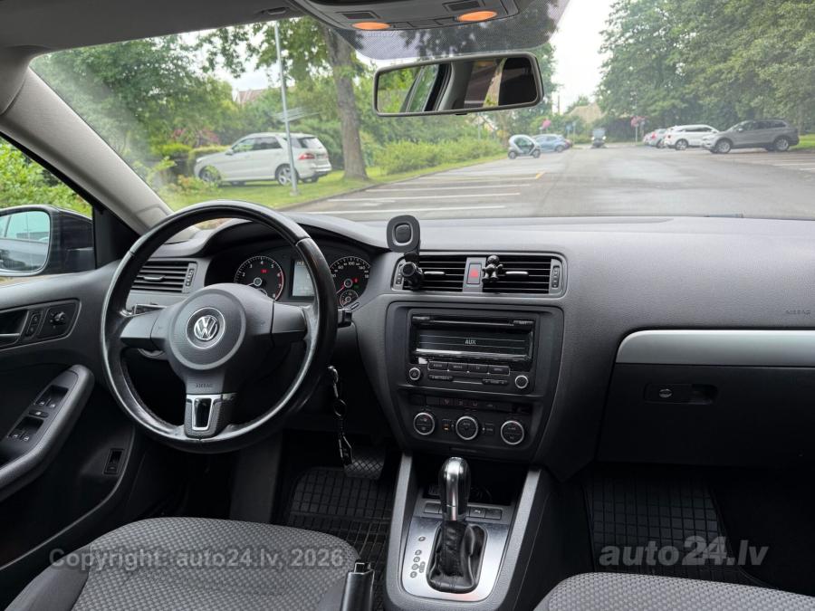 Melns Volkswagen Jetta 2013 Tallina, ar dzinēja tilpumu 1.40 L un nobraukumu 242 tūkst. km par 5500 €, foto 3 vietnē AUTOMOTO.COM.LV