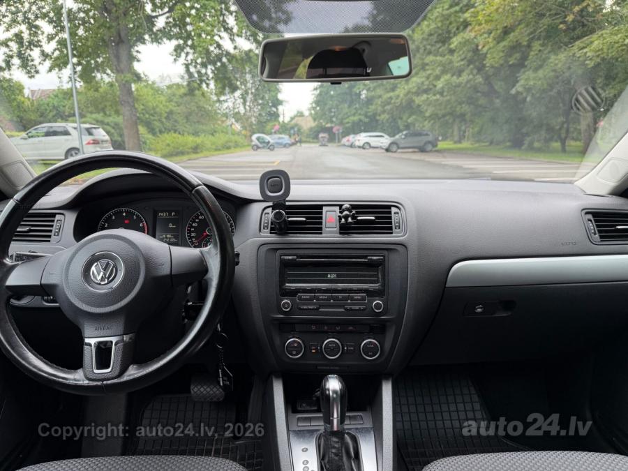 Melns Volkswagen Jetta 2013 Tallina, ar dzinēja tilpumu 1.40 L un nobraukumu 242 tūkst. km par 5500 €, foto 11 vietnē AUTOMOTO.COM.LV