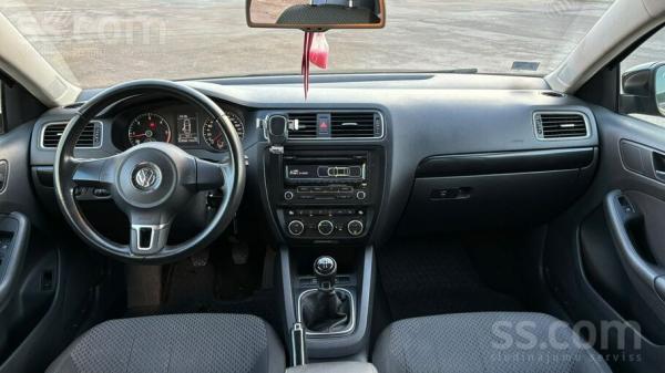 Black Volkswagen Jetta 2013 in Riga, with an engine capacity of 1.60 L and mileage of 227 thousand km for 3500 €, photo 1 on AUTOMOTO.COM.LV