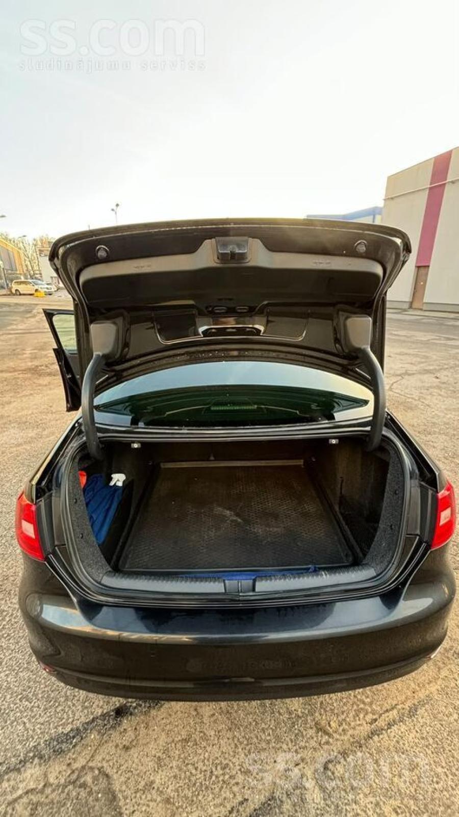 Black Volkswagen Jetta 2013 in Riga, with an engine capacity of 1.60 L and mileage of 227 thousand km for 3500 €, photo 3 on AUTOMOTO.COM.LV