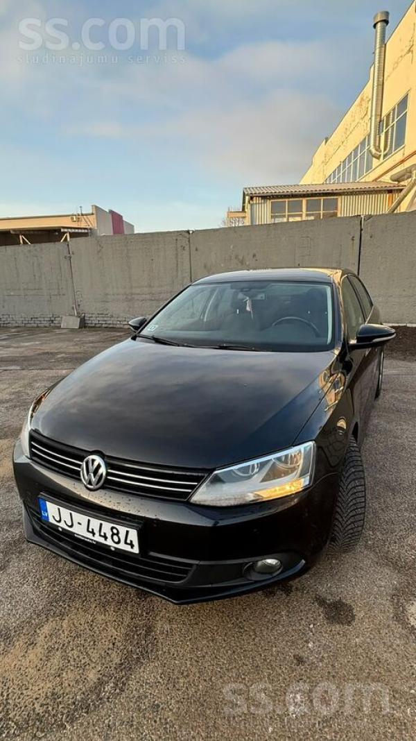 Black Volkswagen Jetta 2013 in Riga, with an engine capacity of 1.60 L and mileage of 227 thousand km for 3500 €, photo 4 on AUTOMOTO.COM.LV
