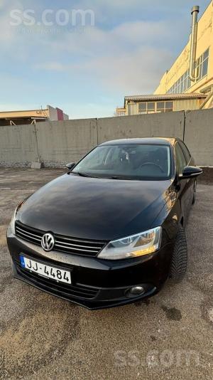 Black Volkswagen Jetta 2013 in Riga, with an engine capacity of 1.60 L and mileage of 227 thousand km for 3500 €, photo 4 on AUTOMOTO.COM.LV