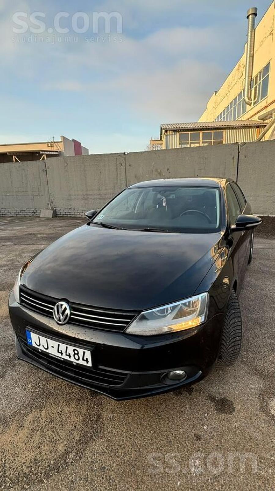 Black Volkswagen Jetta 2013 in Riga, with an engine capacity of 1.60 L and mileage of 227 thousand km for 3500 €, photo 4 on AUTOMOTO.COM.LV