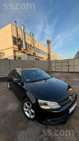 Black Volkswagen Jetta 2013 in Riga, with an engine capacity of 1.60 L and mileage of 227 thousand km for 3500 €, photo 5 on AUTOMOTO.COM.LV